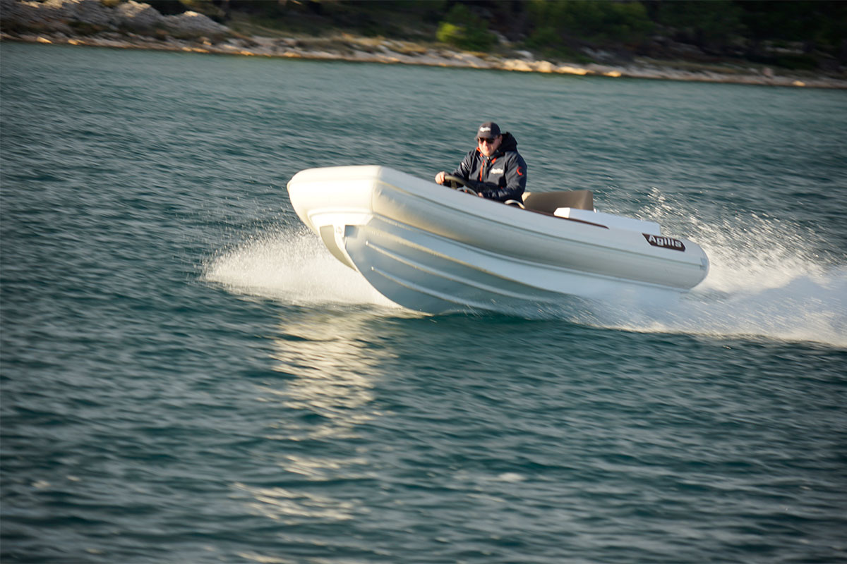 Agilis 360D: innovative power with maximum comfort - Agilis Jet Tenders