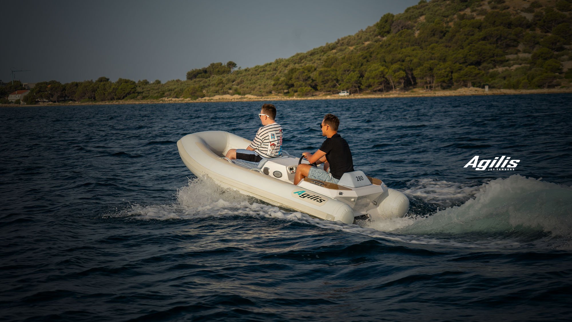 Agilis 280E – luxury small boat
